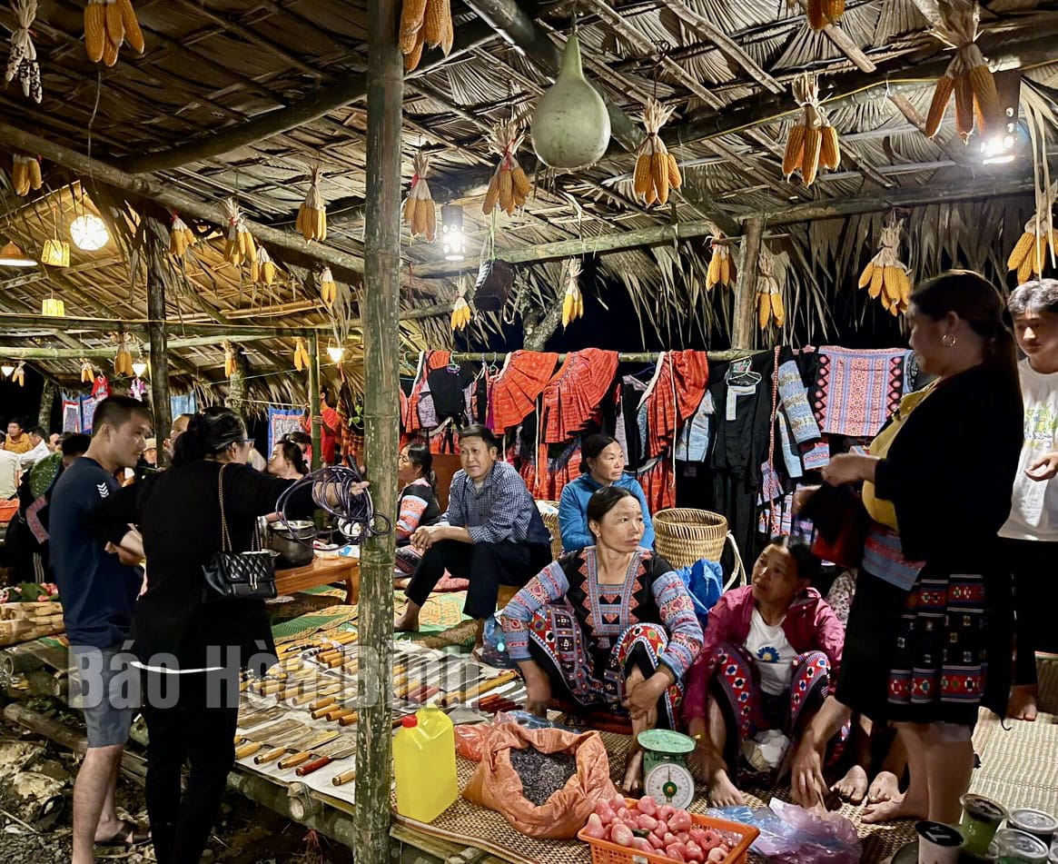 Chợ Phiên Pà Cò Mai Châu Hòa Bình: điểm đến Hấp Dẫn - 2025